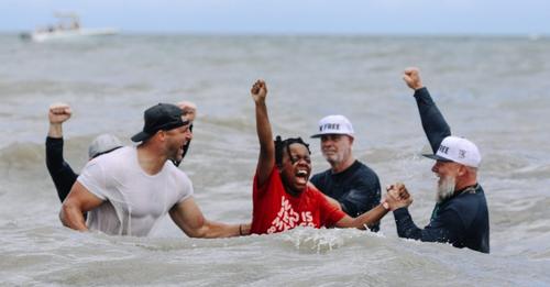 USA: Another mega Baptism as church dunks 1600 new believers on the ...